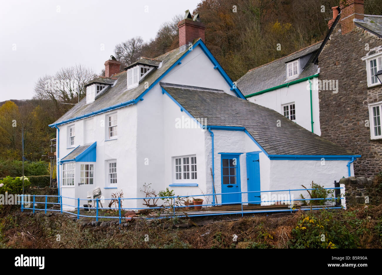 Whitewashed cottages coastal coast hi-res stock photography and images ...