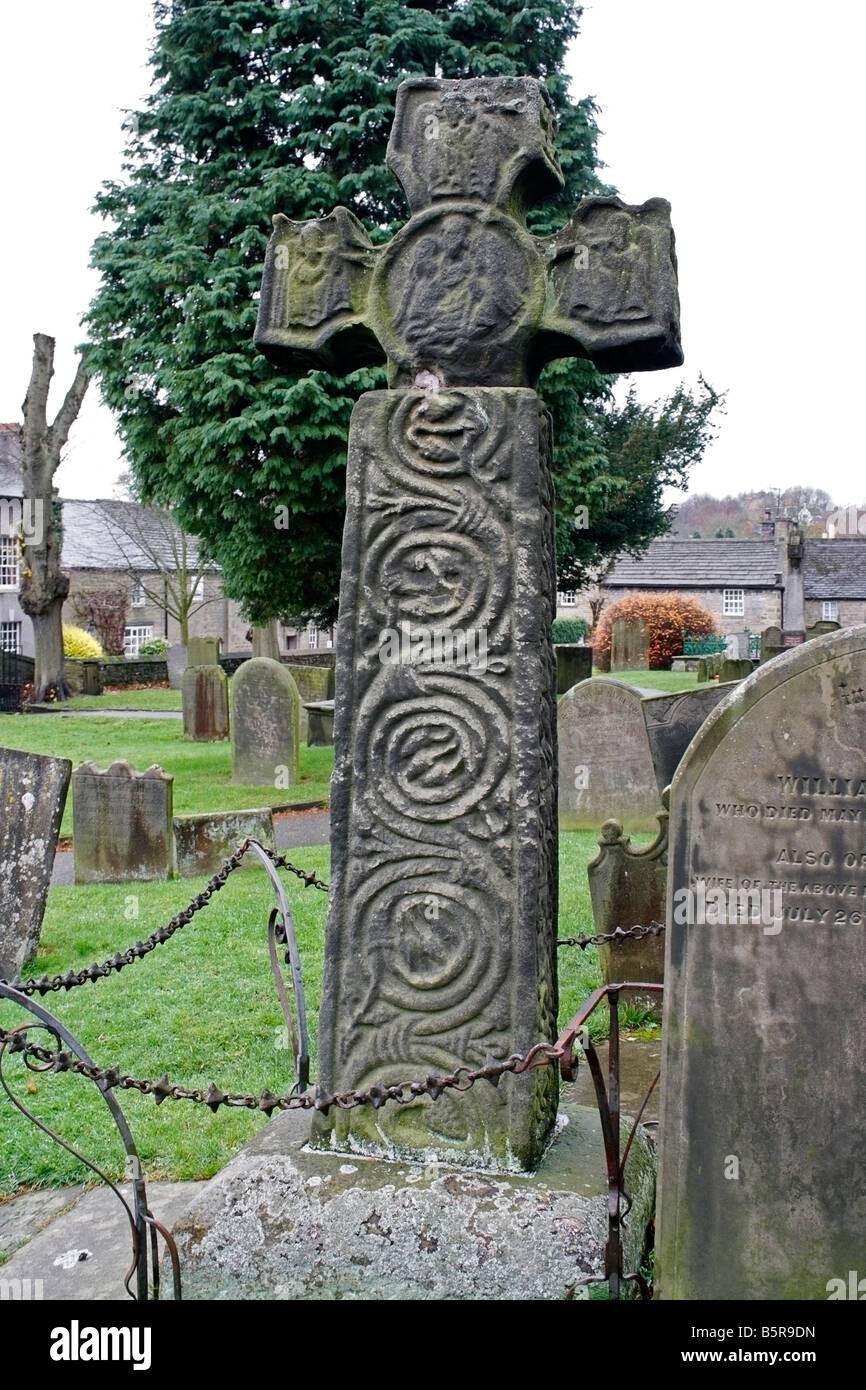 8th Century Saxon Cross in the graveyard of St Lawrence church, Eyam ...