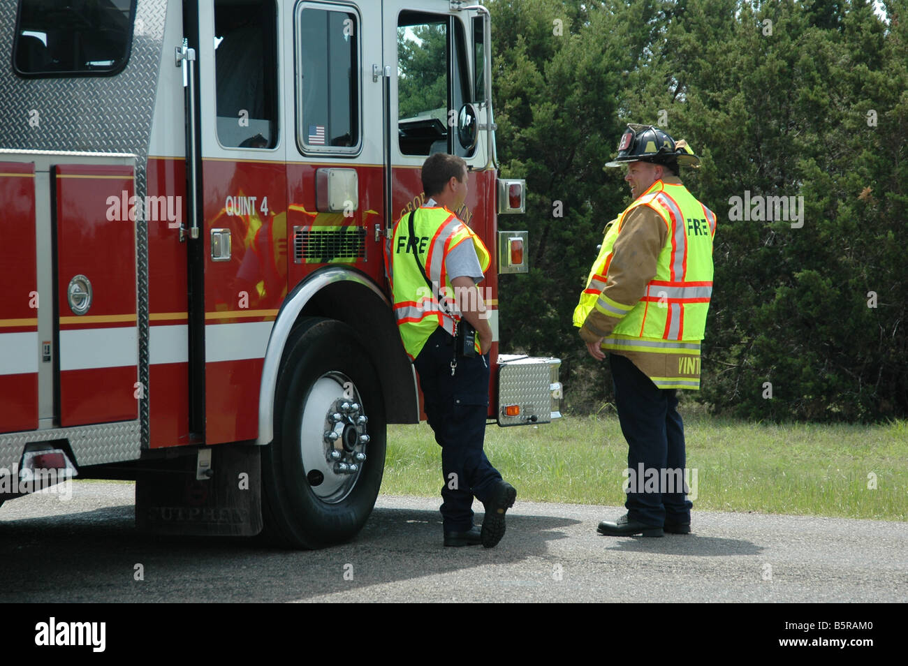 Ambulance emergency crew hi-res stock photography and images - Alamy