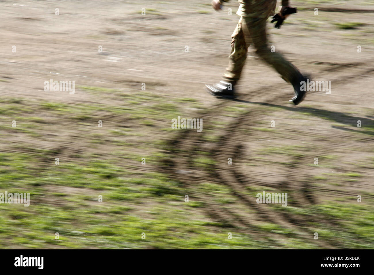 one single soldier feet marching on battlefield Stock Photo - Alamy