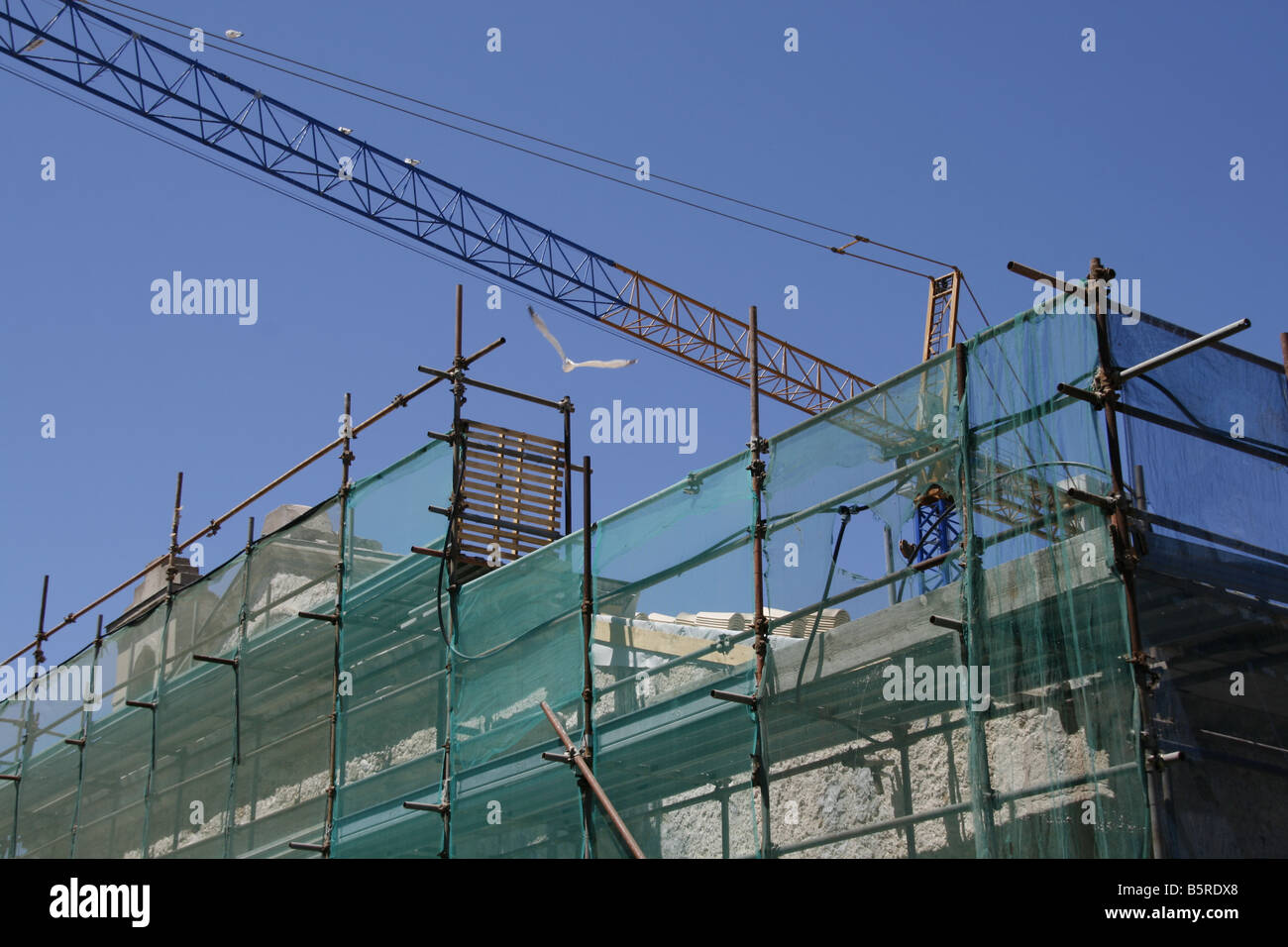 Scaffolding covers house hi-res stock photography and images - Alamy