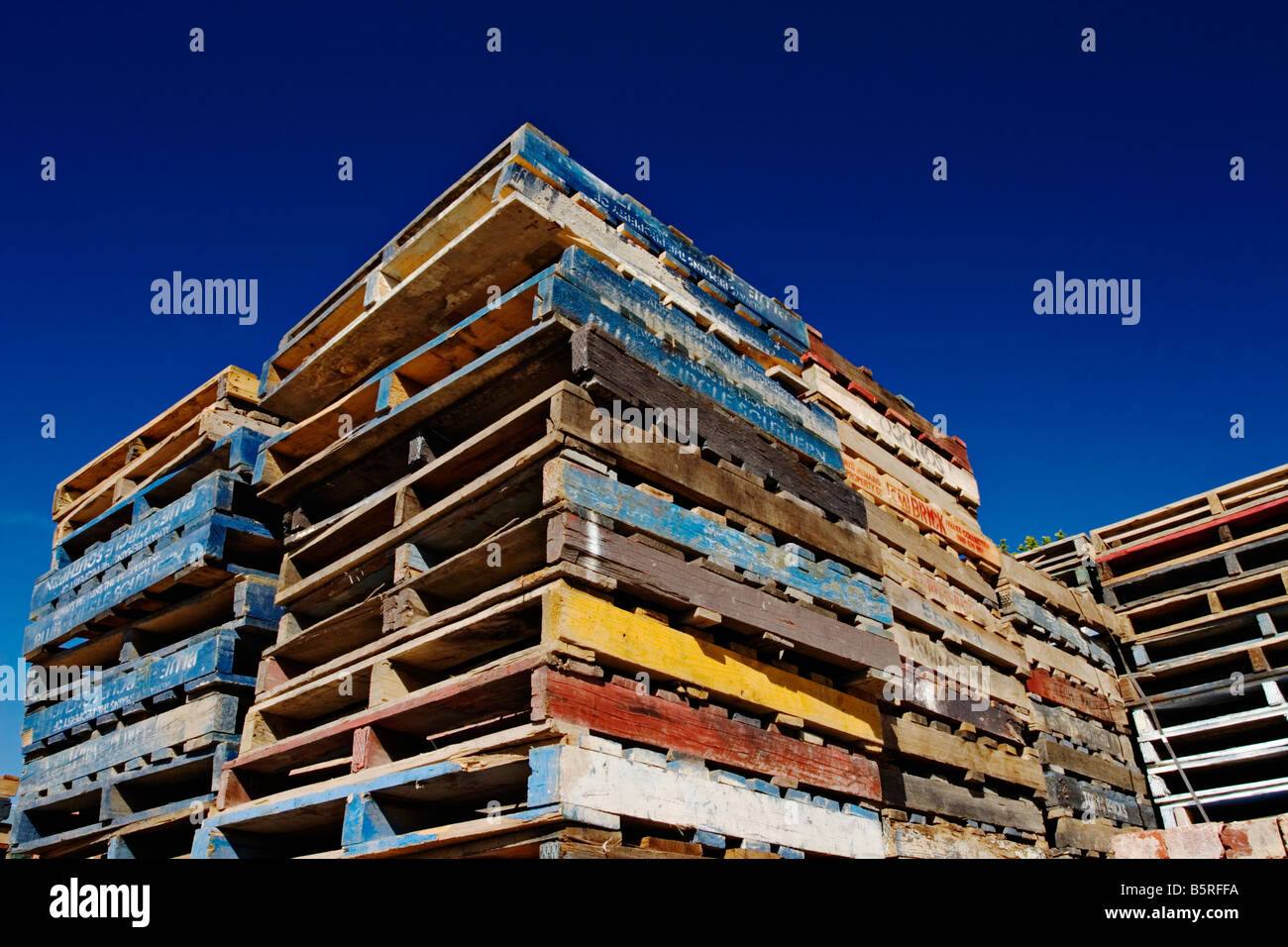 Wooden pallets for shipping hi-res stock photography and images - Alamy