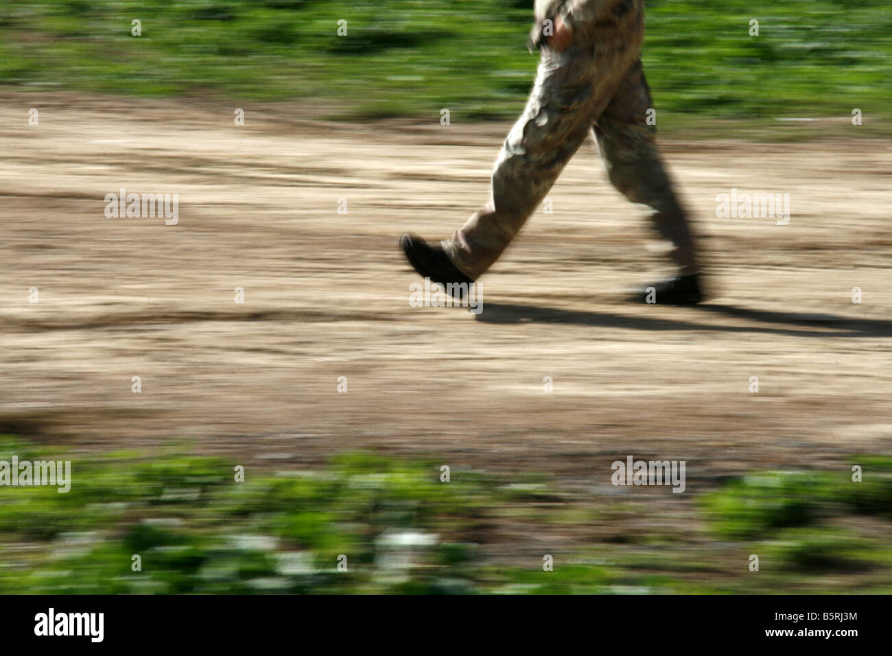 one single soldier feet marching on battlefield Stock Photo - Alamy