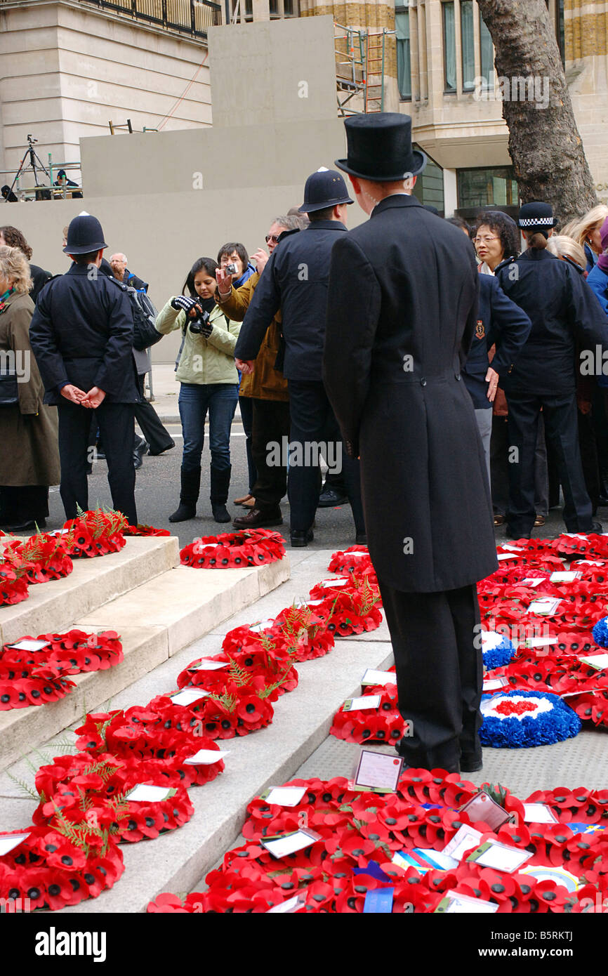Remembrance day poppy wreaths cenotaph hi-res stock photography and ...
