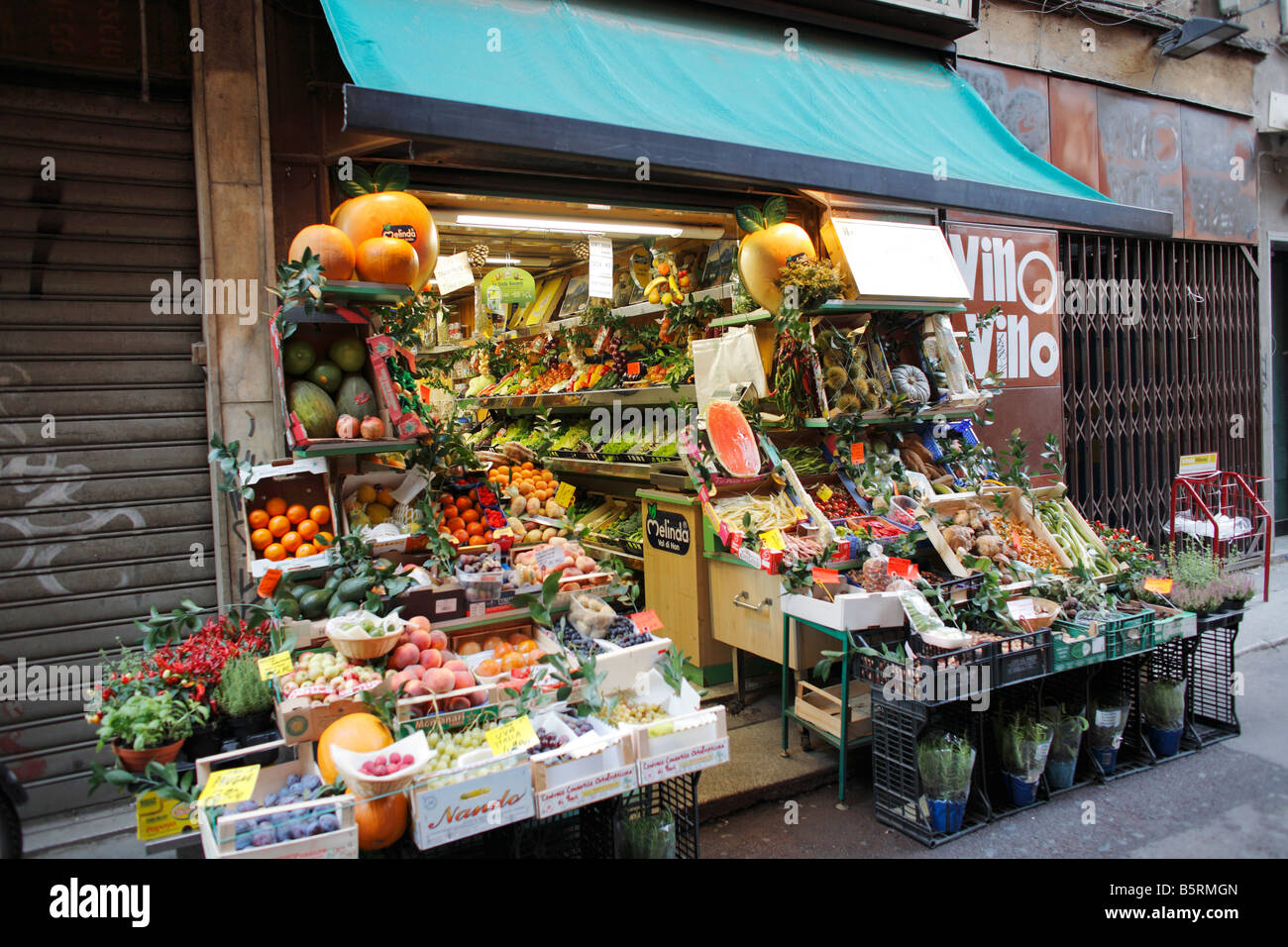 Fruit and vegetable store, Milan, Italy Stock Photo - Alamy