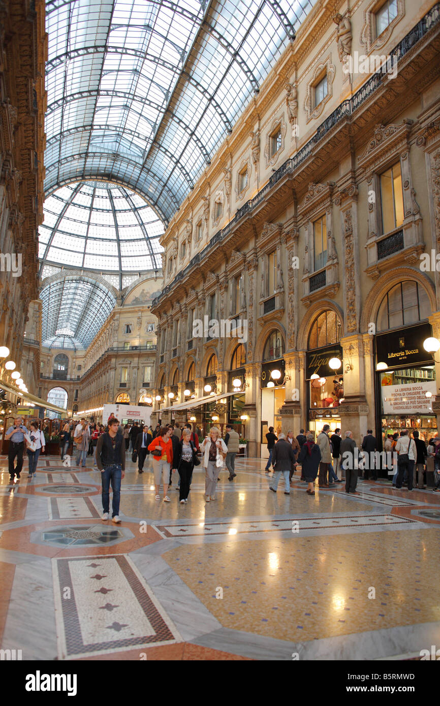 Evening crowd, Shopping Arcade Galleria Vittorio Emanuele II, Milan ...