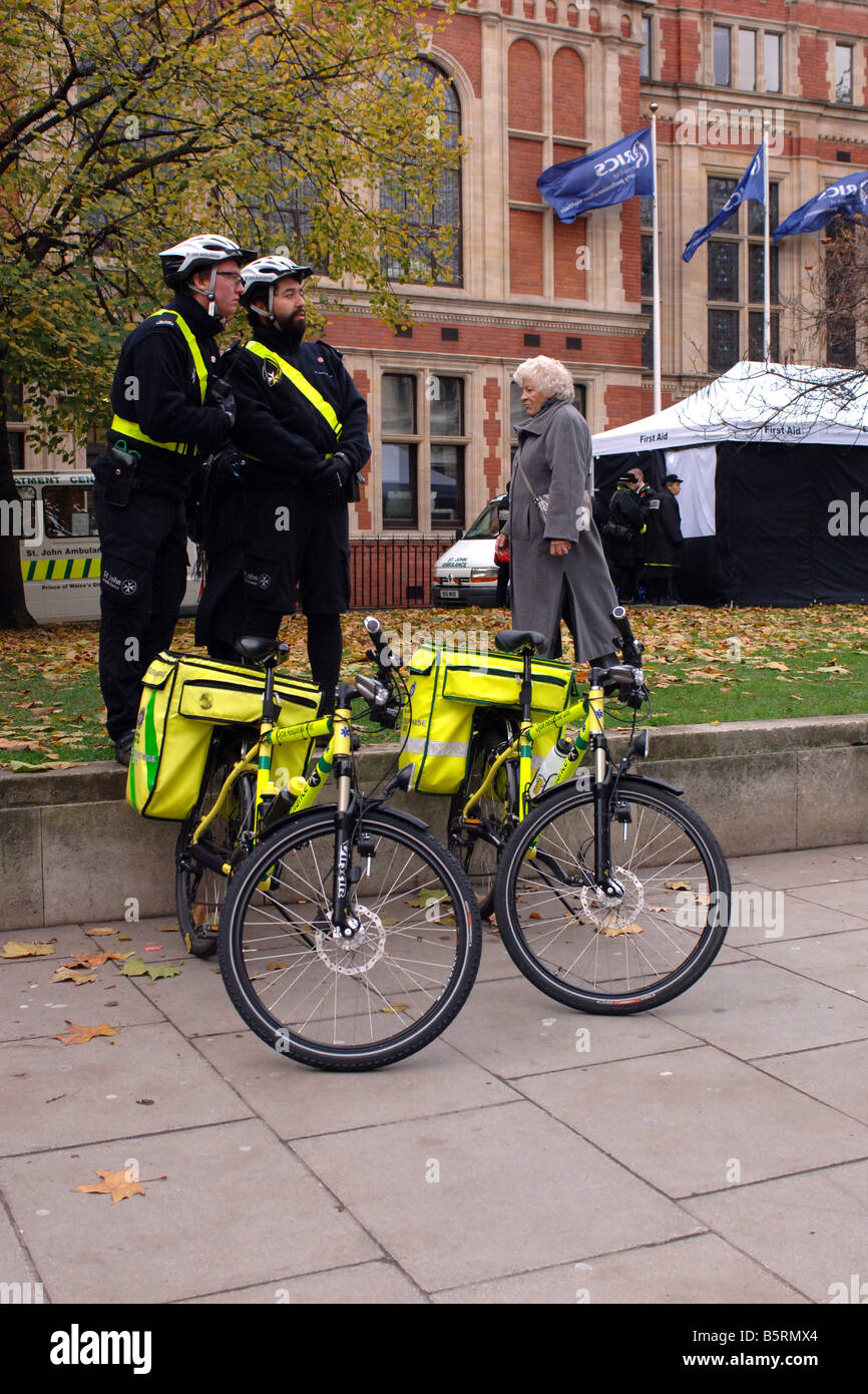 London ambulance service paramedic bicycle hi-res stock photography and ...