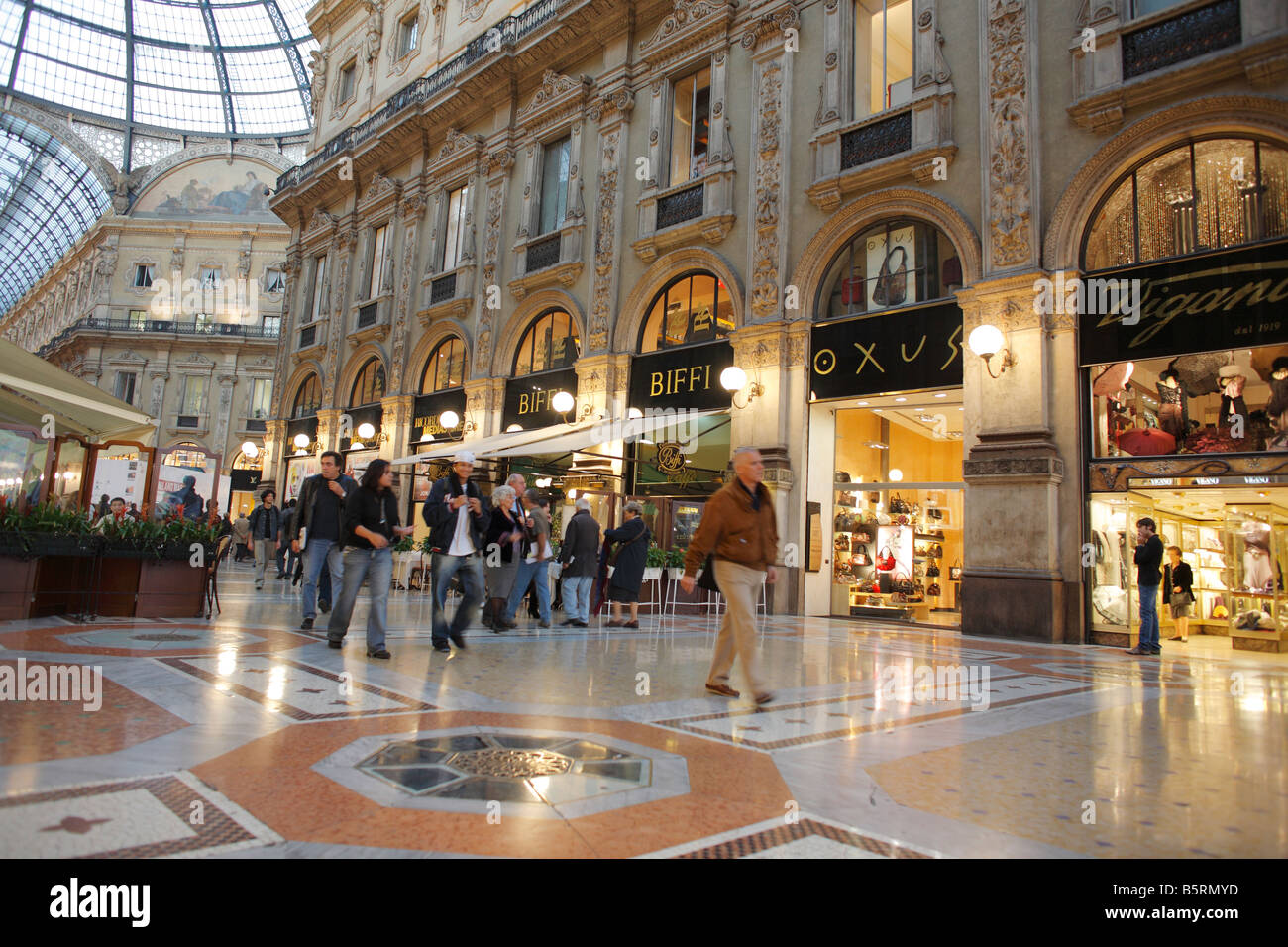 Evening crowd, Shopping Arcade Galleria Vittorio Emanuele II, Milan ...