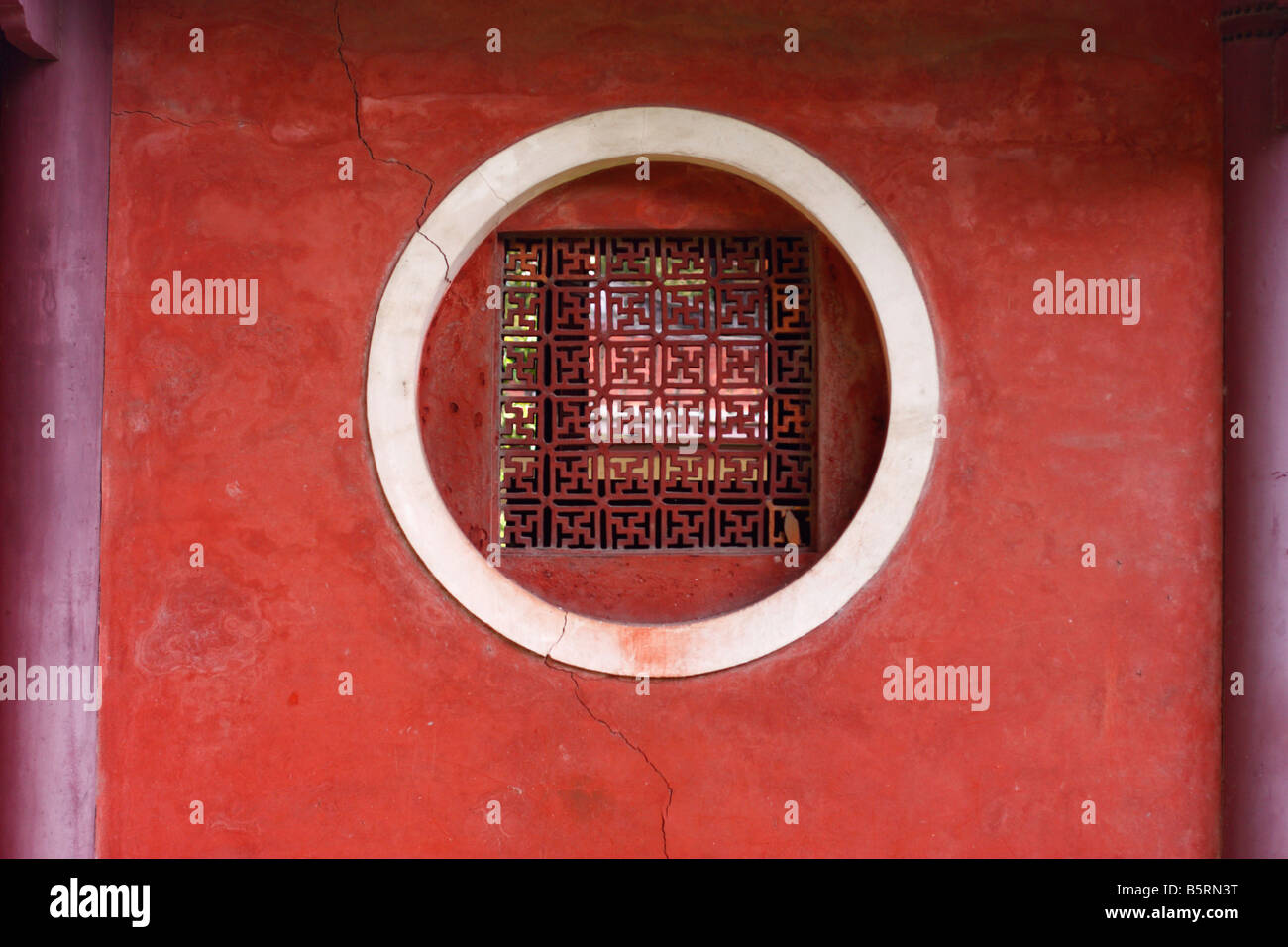 Circular window at Tainan's Confucian temple Stock Photo - Alamy