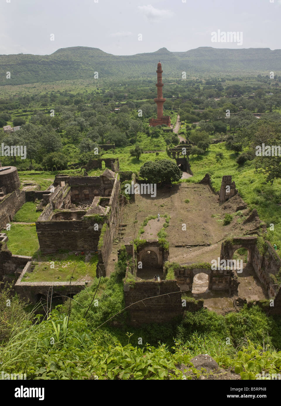 Daulatabad Fort India with Chand Minar 60 metre minaret Stock Photo - Alamy
