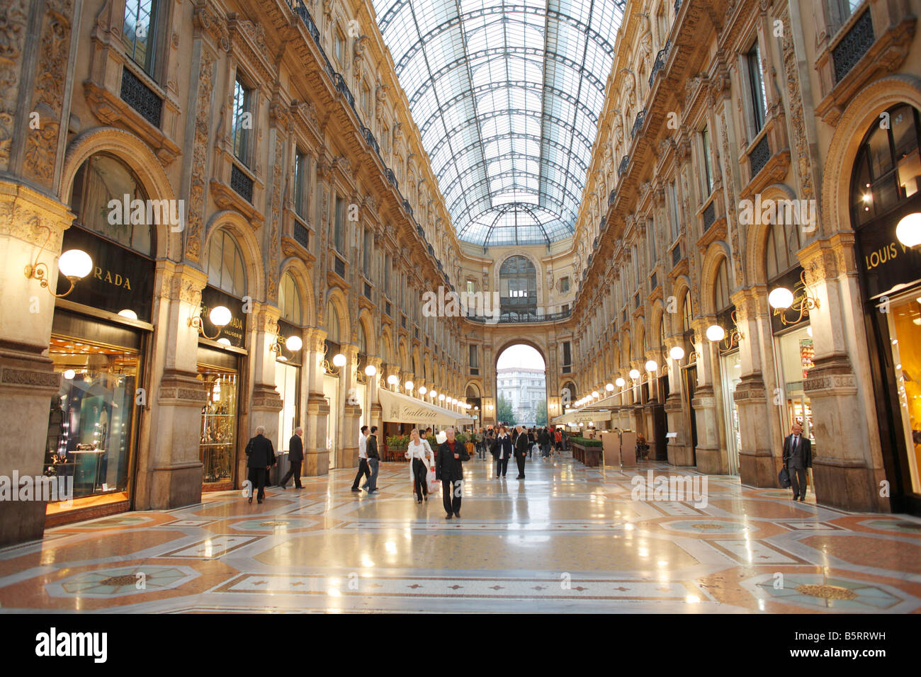Evening crowd, Shopping Arcade Galleria Vittorio Emanuele II, Milan ...