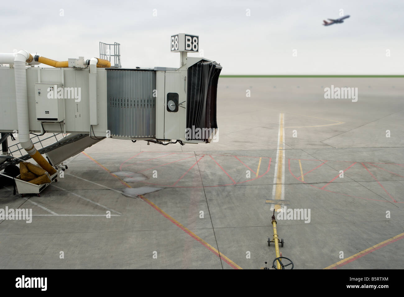 Airport jetway hi-res stock photography and images - Alamy