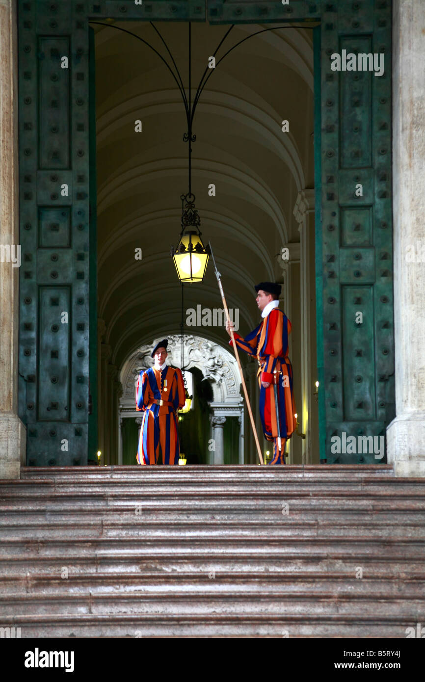 Papal Swiss Guards at the entrance to the Vatican St Peter´s Square ...