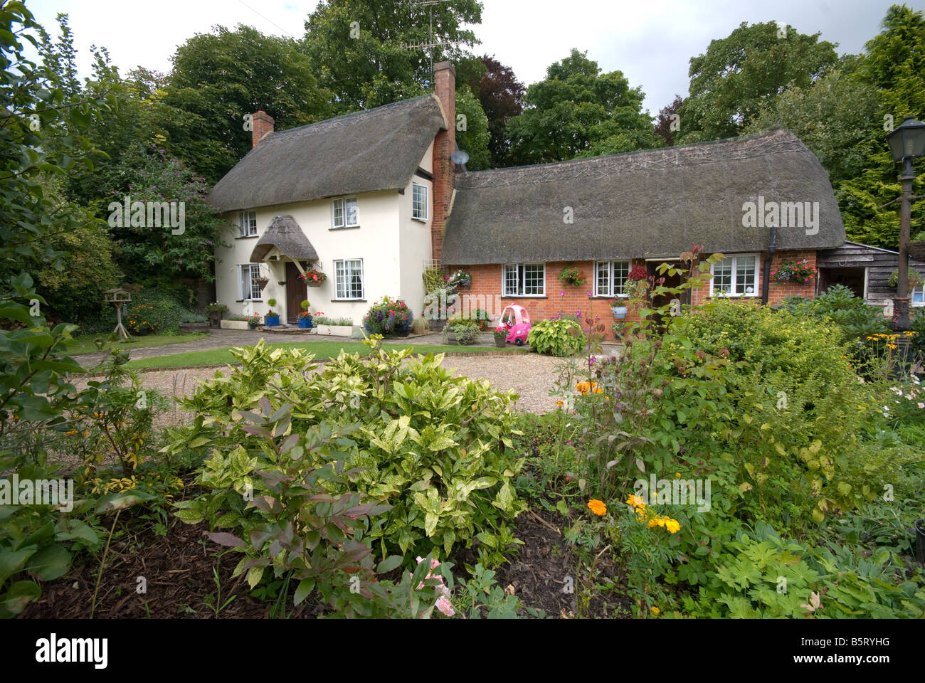 English thatched cottage hi-res stock photography and images - Alamy