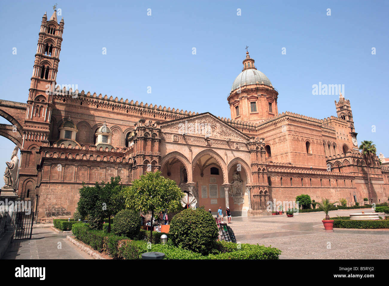 Palermo Cathedral and Piazza della Cattedrale, Palermo, Sicily Stock ...