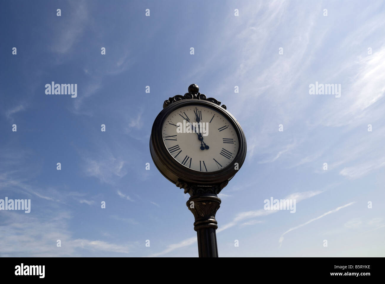 Outdoor clock hi-res stock photography and images - Alamy