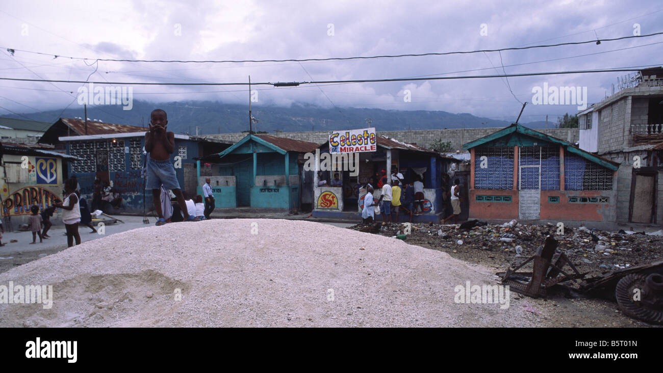 Bidonville poor poverty hi-res stock photography and images - Alamy