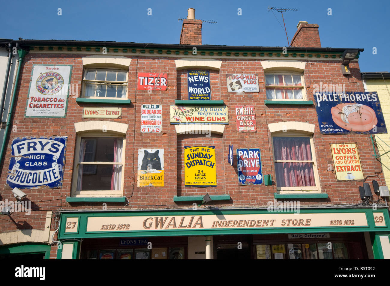 Hardware store window display hi-res stock photography and images - Alamy