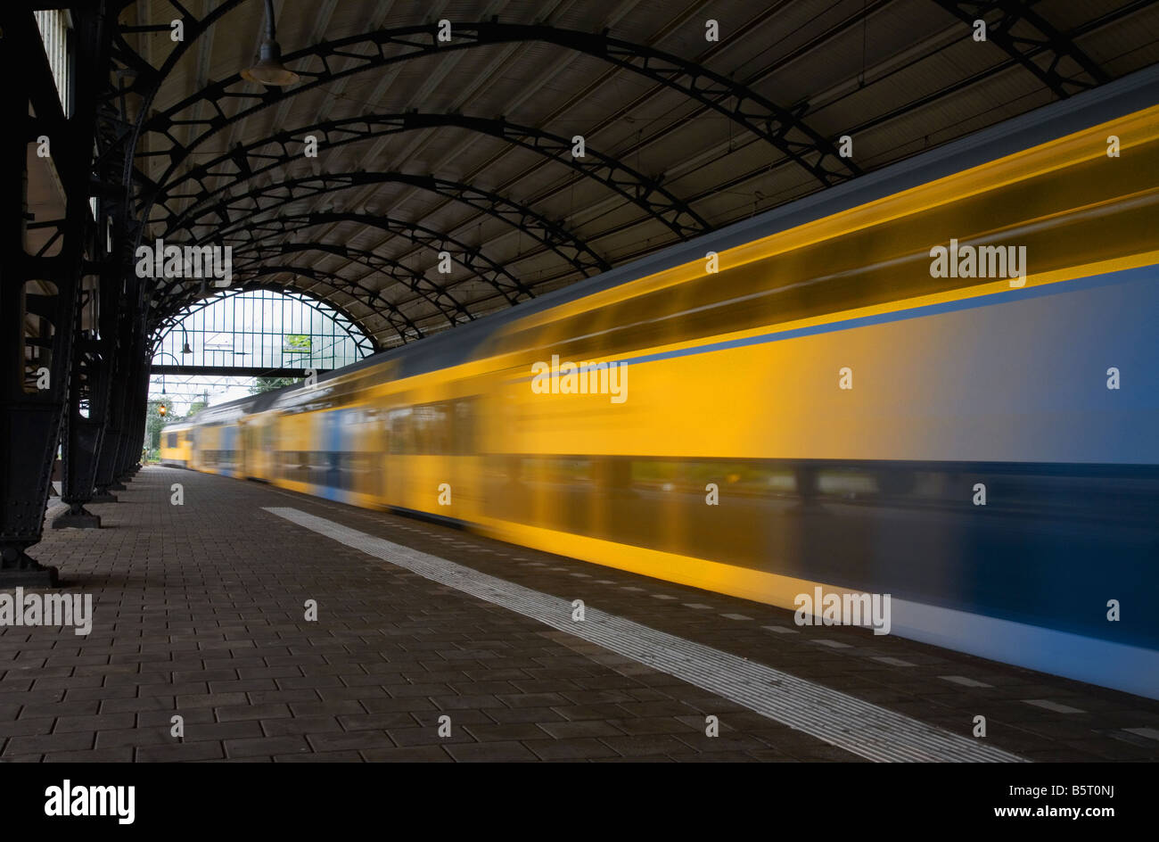 train leaving railway station Stock Photo - Alamy