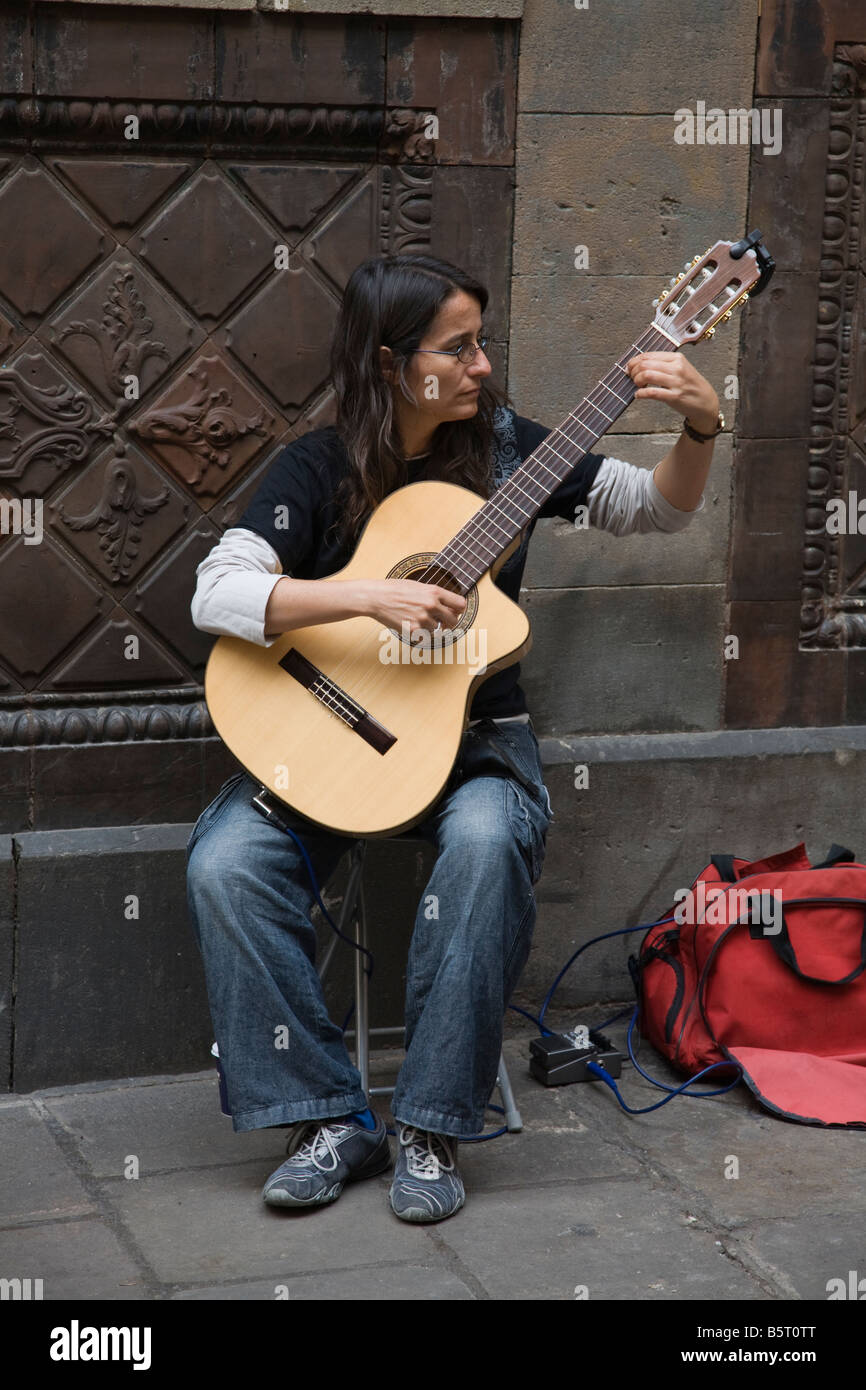 Classical Guitarist performing at Barcelona Stock Photo - Alamy