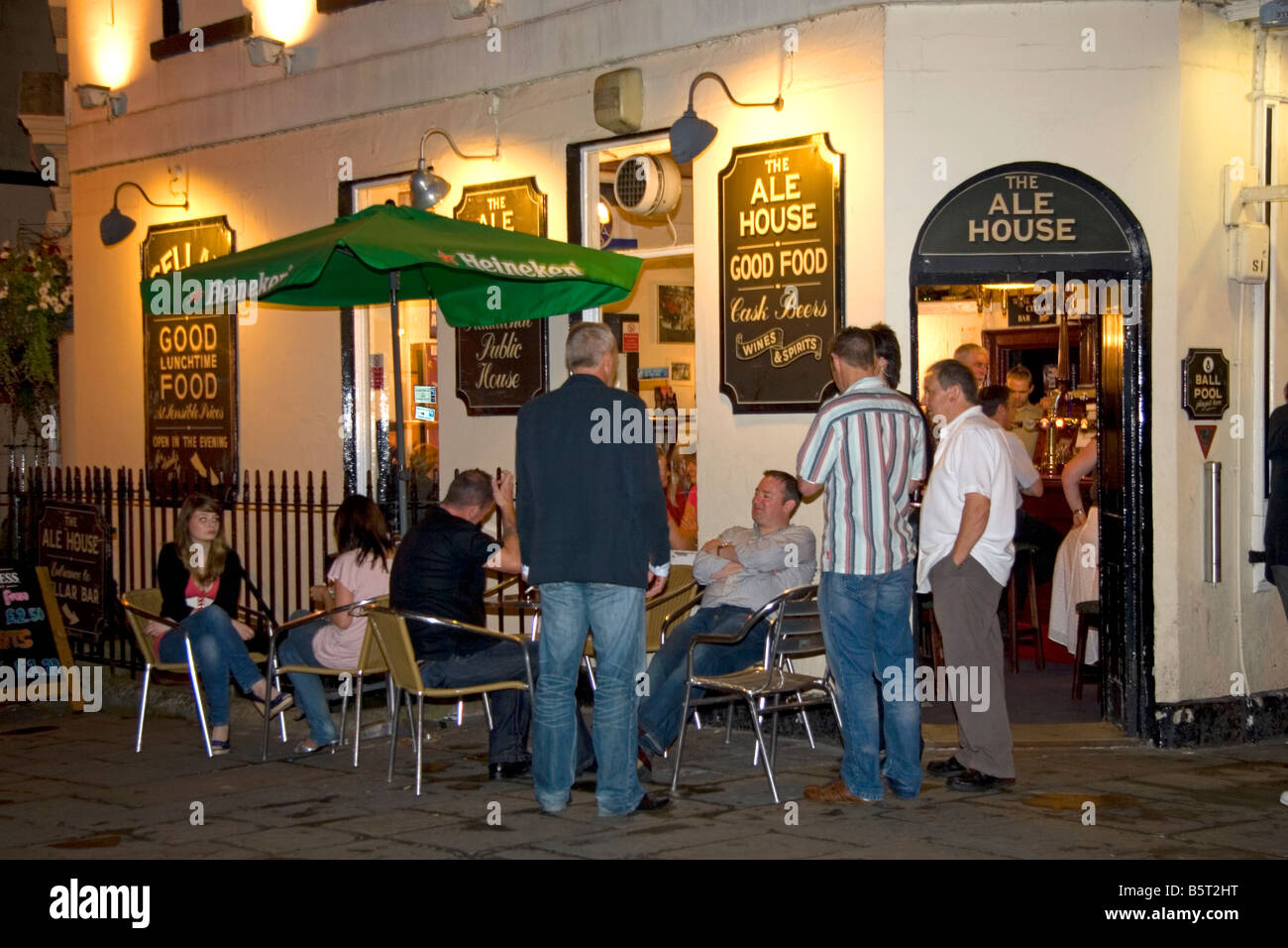 English pub front hi-res stock photography and images - Alamy