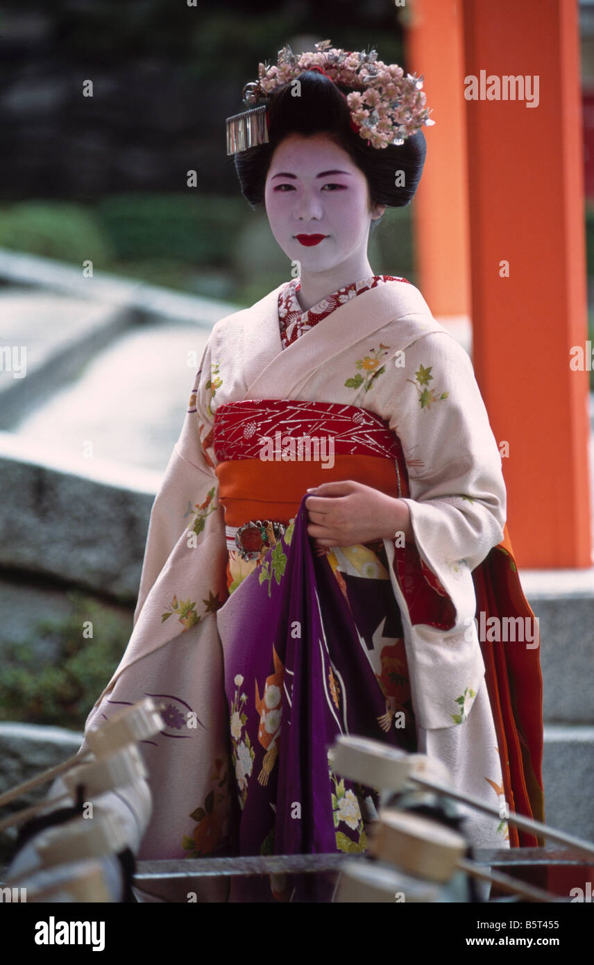 Misuzu the maiko (apprentice geisha) at Fushimi Temple, Kyoto, Japan ...