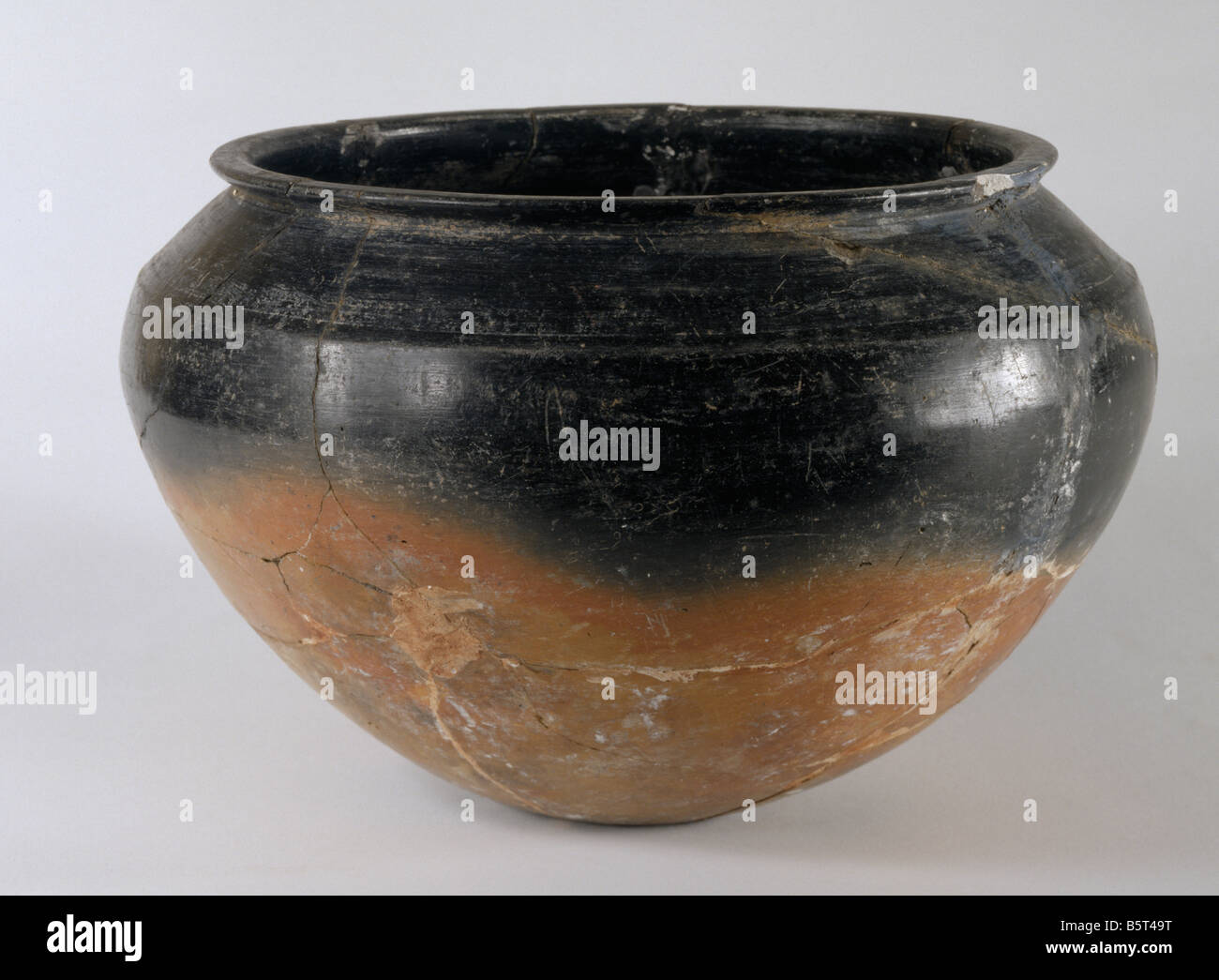 Brahmgiri pot Indus Valley settlement. National Museum of New Delhi ...