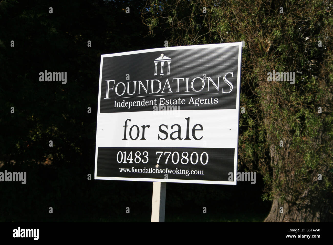 ESTATE AGENT. HOUSE FOR SALE Stock Photo - Alamy