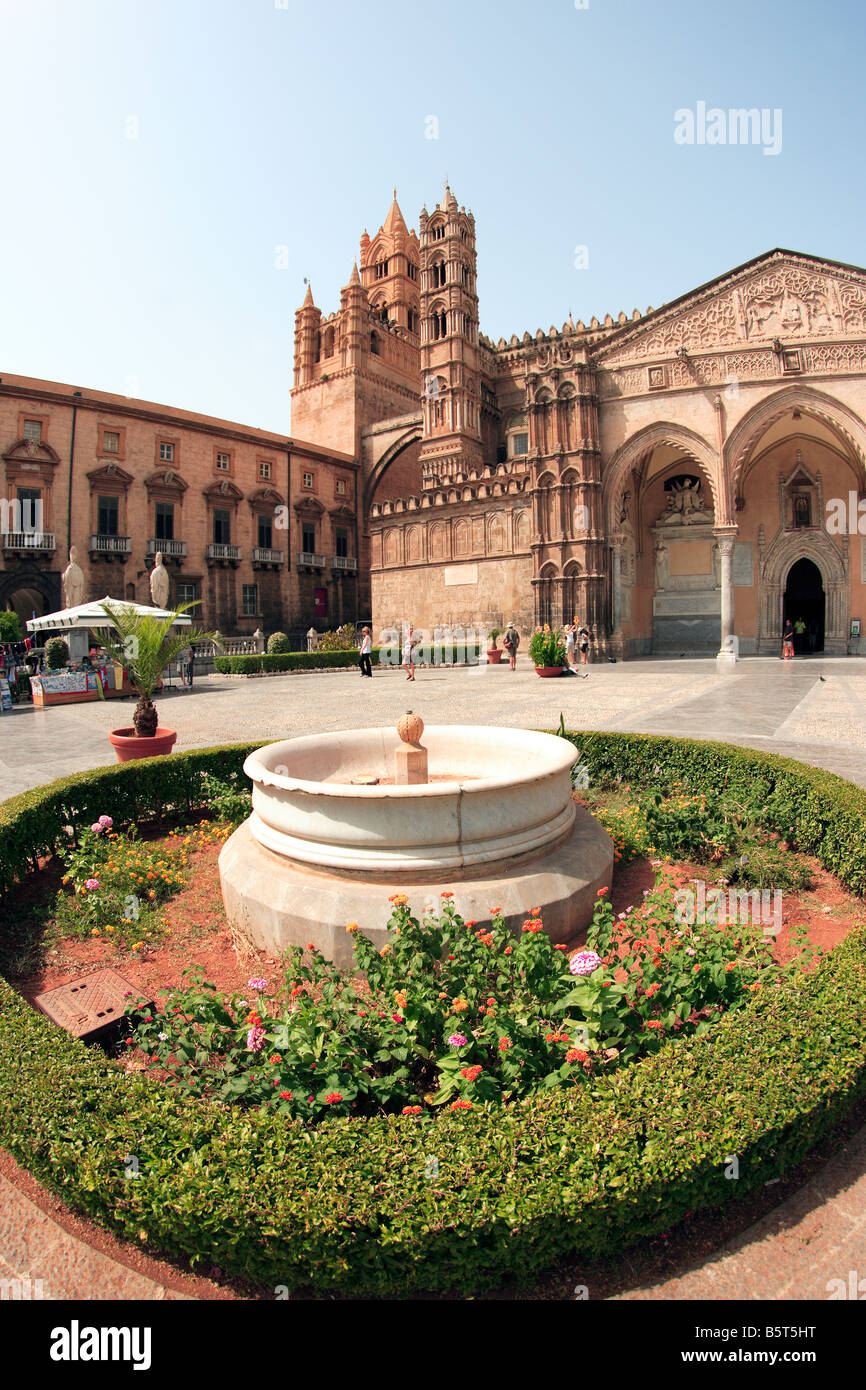 Palermo Cathedral and Piazza della Cattedrale, Palermo, Sicily Stock ...