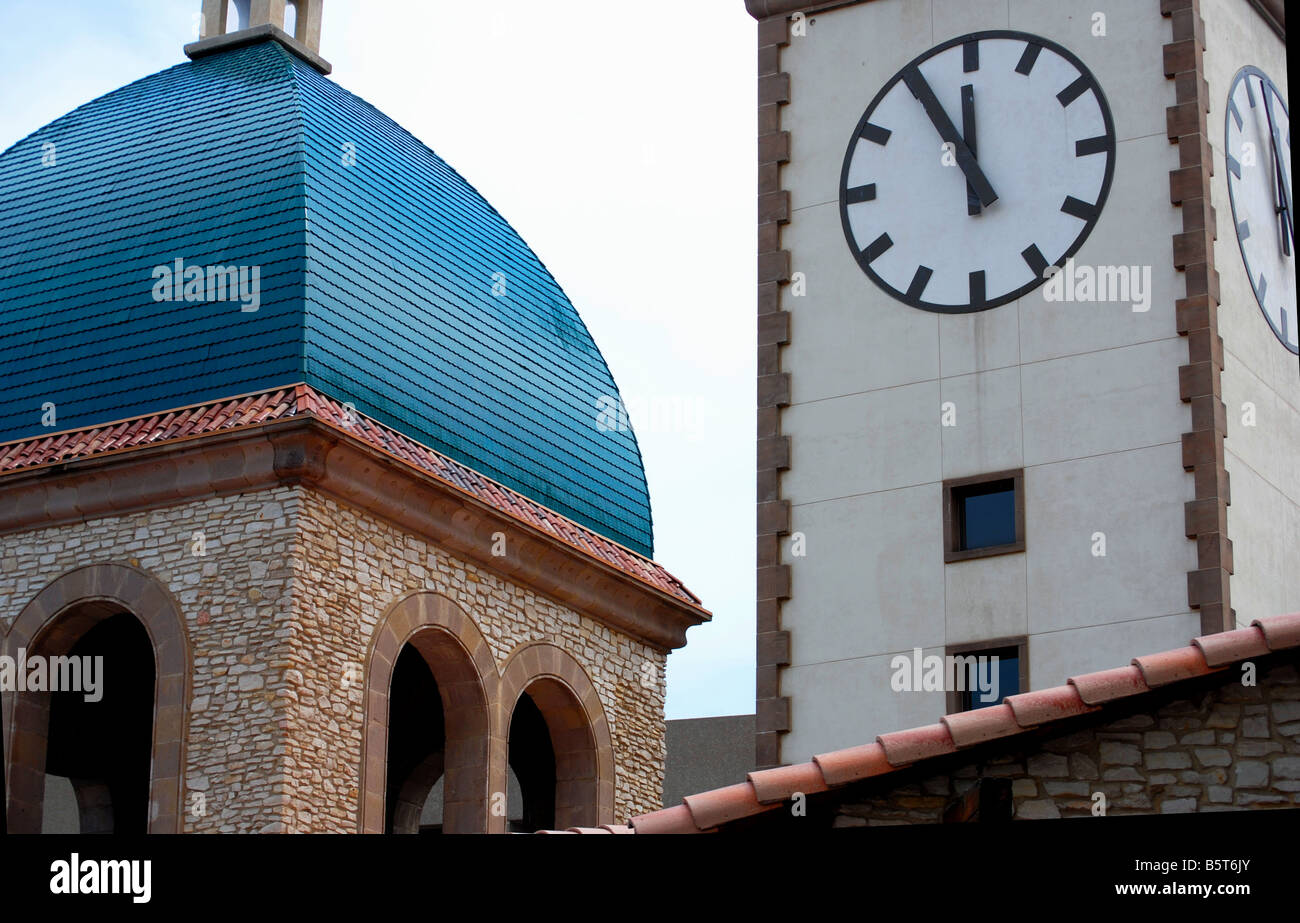 Green tower building hi-res stock photography and images - Alamy