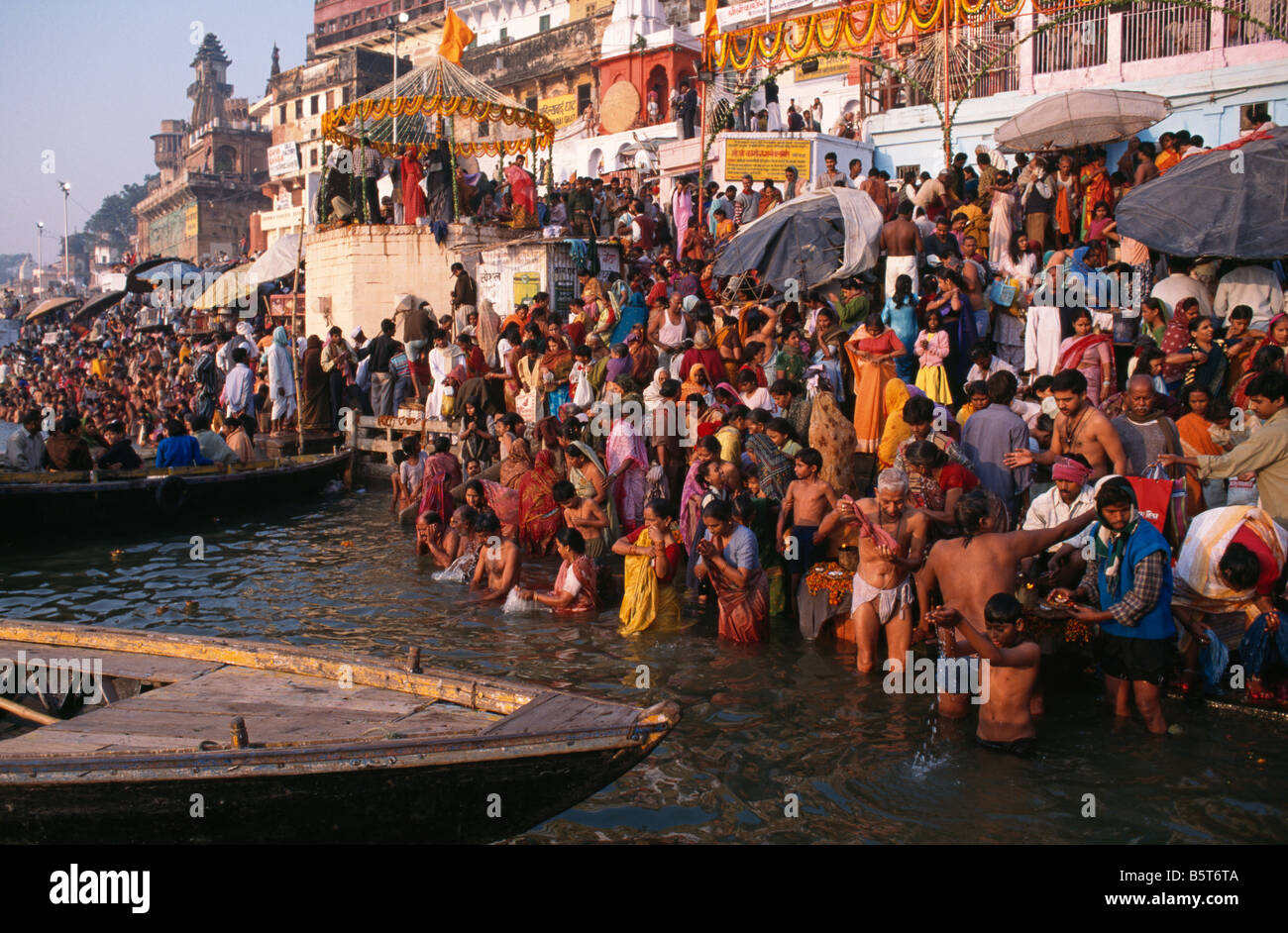 Pilgrims on the ghats of the river Ganges at Varanasi during the Kartik ...