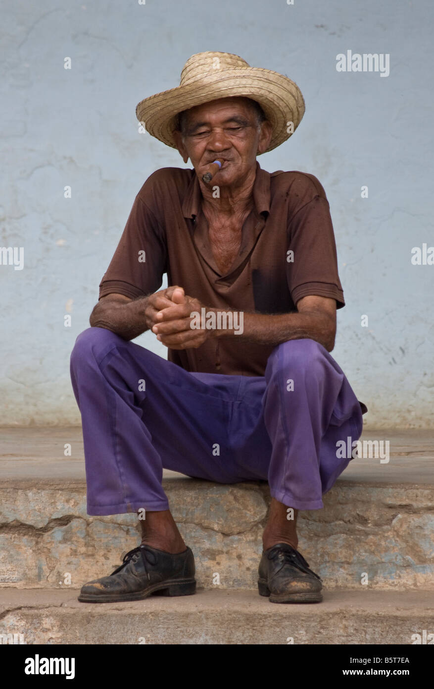 Cuban man old cuban man cigar smoker cigar hi-res stock photography and ...