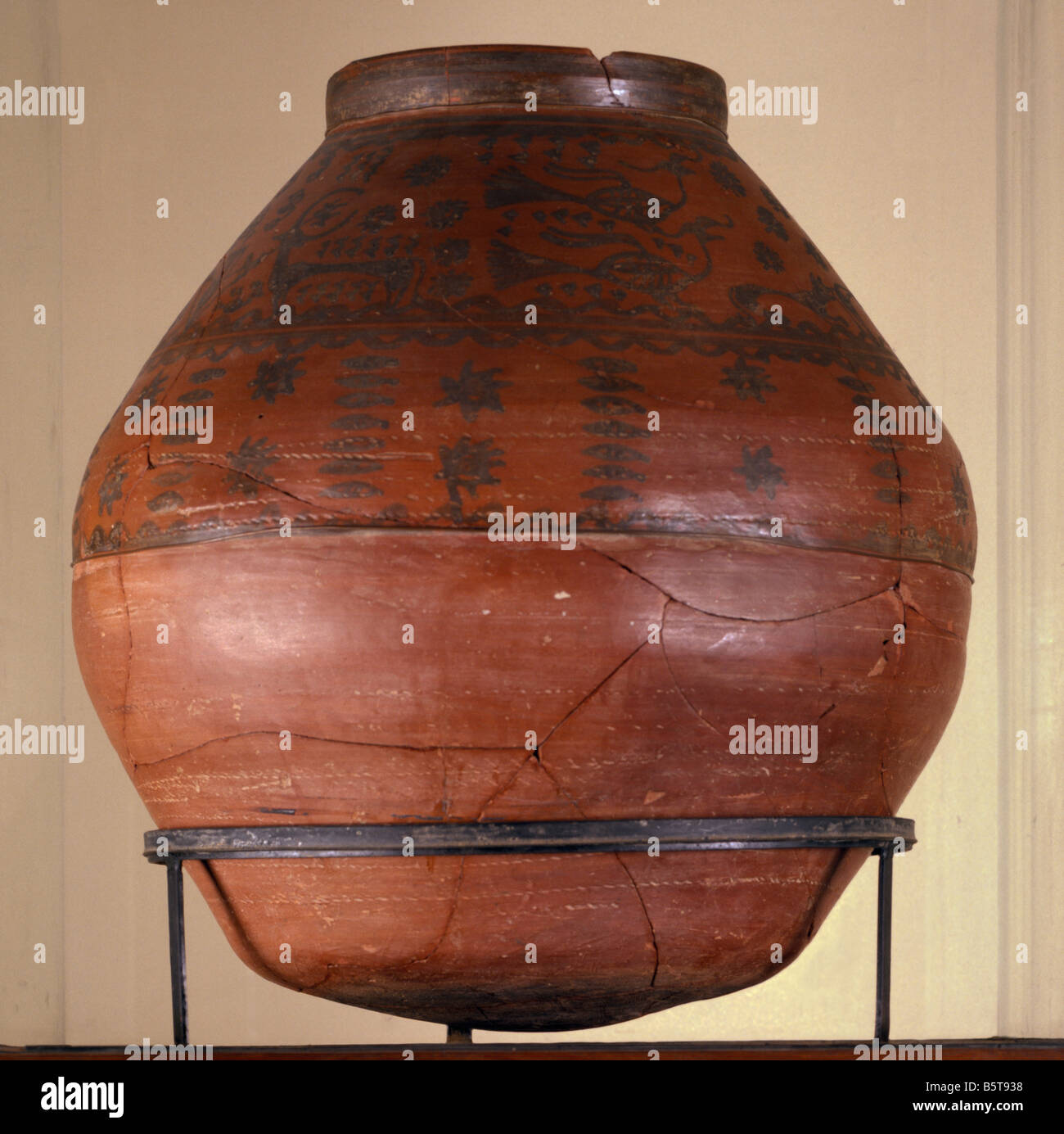 Burial pot from cemetery h Indus Valley settlement. National Museum of ...