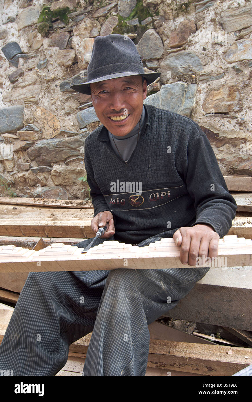 Tibetan carpenter carving the architrave to a Tibetan house Stock Photo ...
