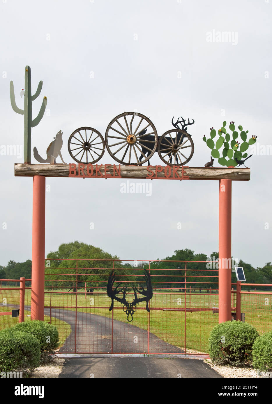 Texas Crawford Broken Spoke Ranch decorative entrance gate Stock Photo ...