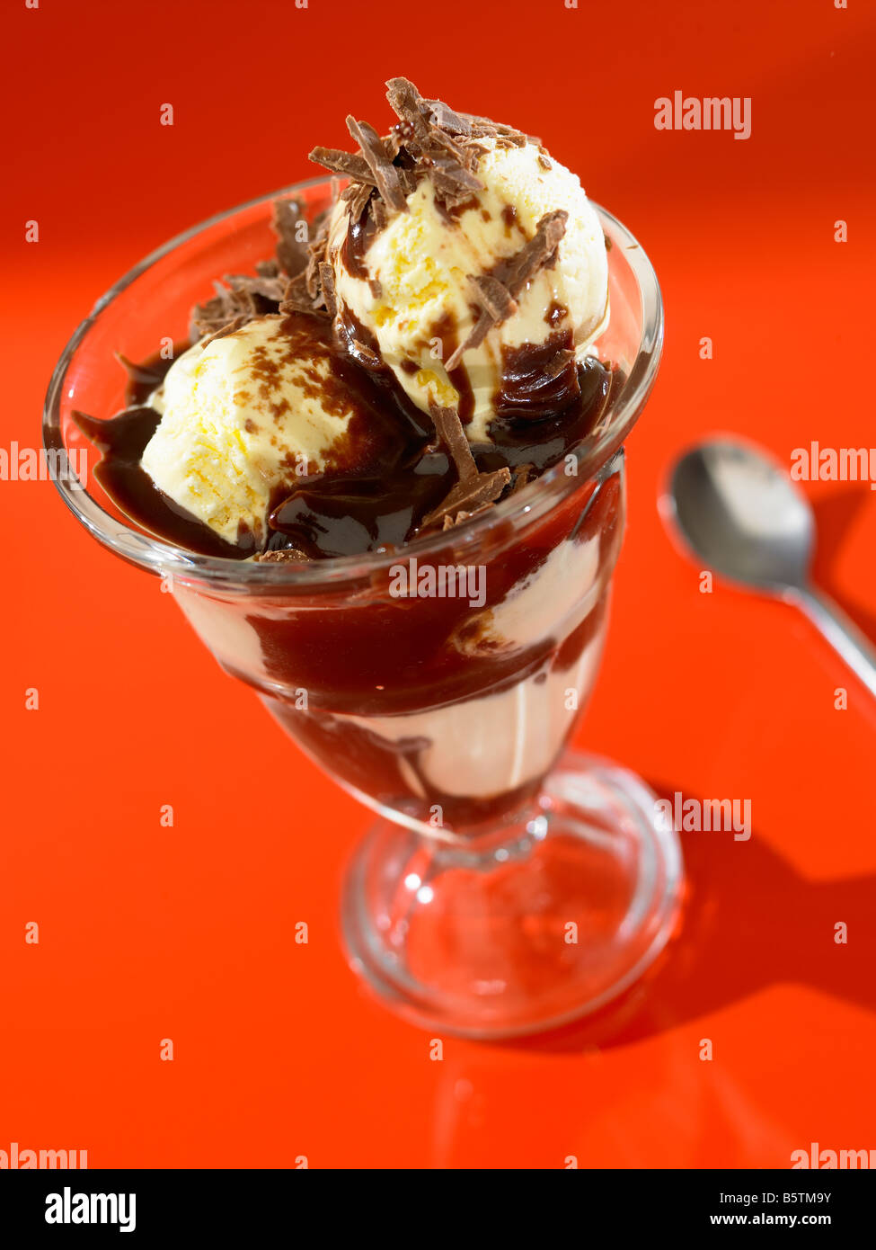 vanilla and chocolate ice cream sundae Stock Photo - Alamy