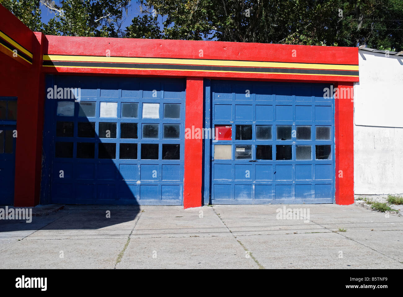 Colourful garage door hi-res stock photography and images - Alamy