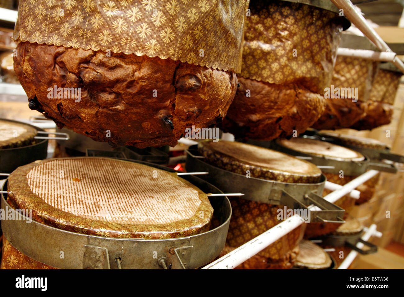 Panettone factory hi-res stock photography and images - Alamy