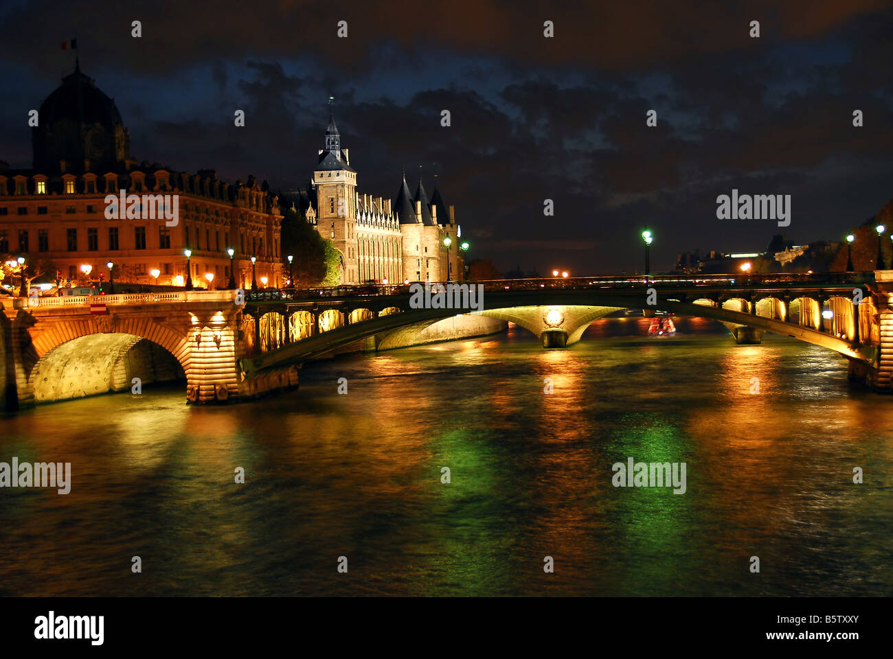 Seine bridges history historical hi-res stock photography and images ...