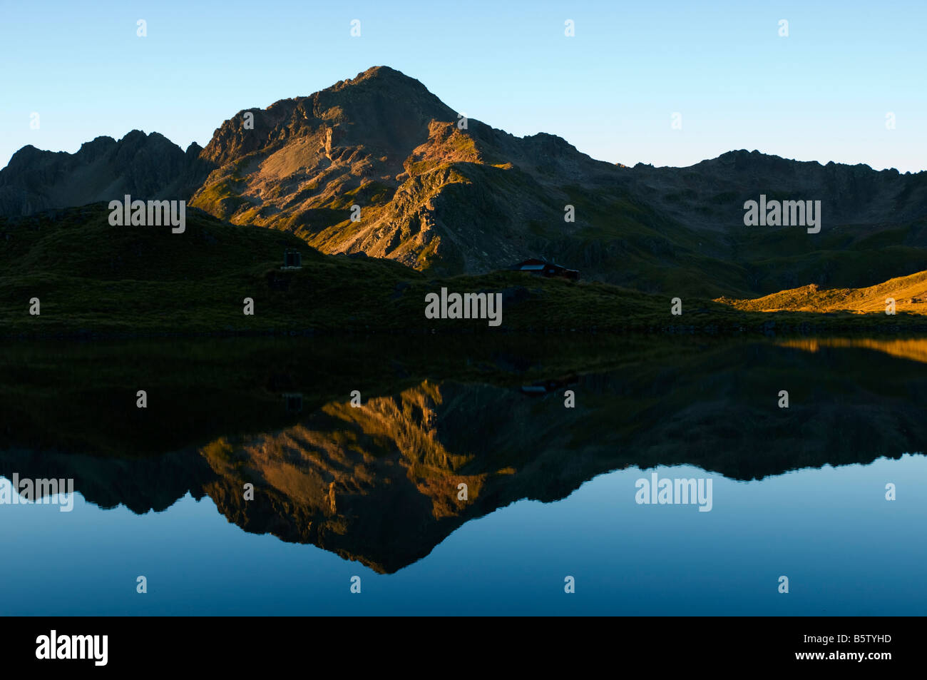 Angelus Peak and Lake Angelus at sunrise, Nelson Lakes National Park ...