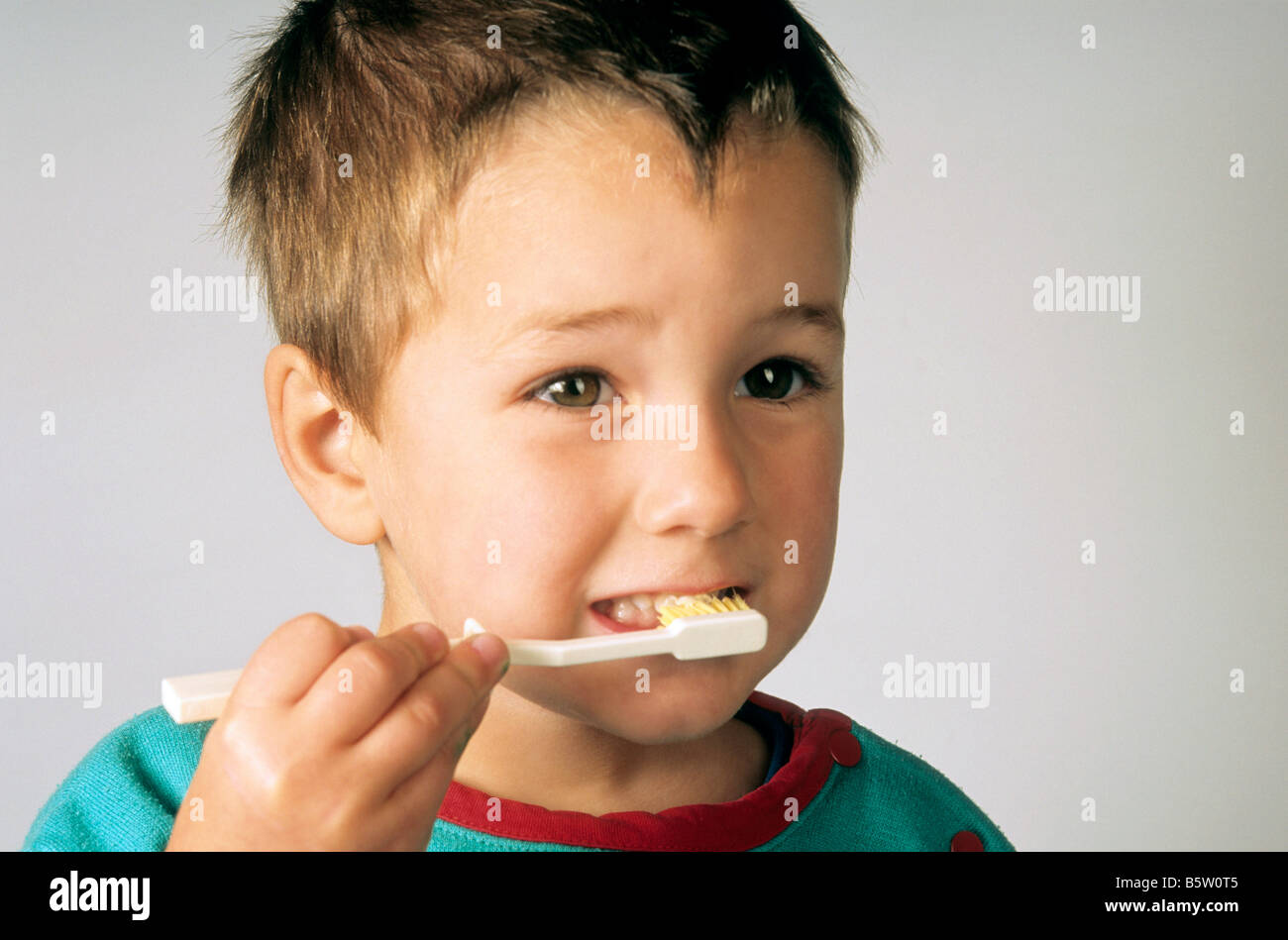 Little boy cleaning / brushing his teeth Stock Photo - Alamy