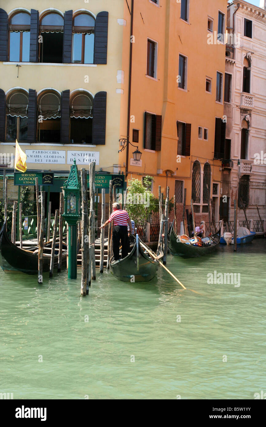 San Tomï¿½ gondole stop Sestiere San Polo Venice Veneto Italy Stock ...