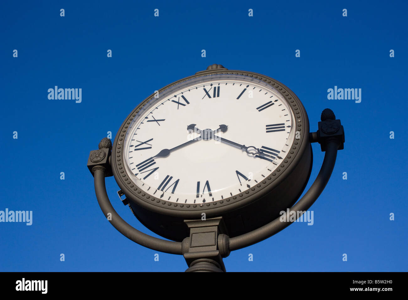 Clear sky clock hi-res stock photography and images - Alamy