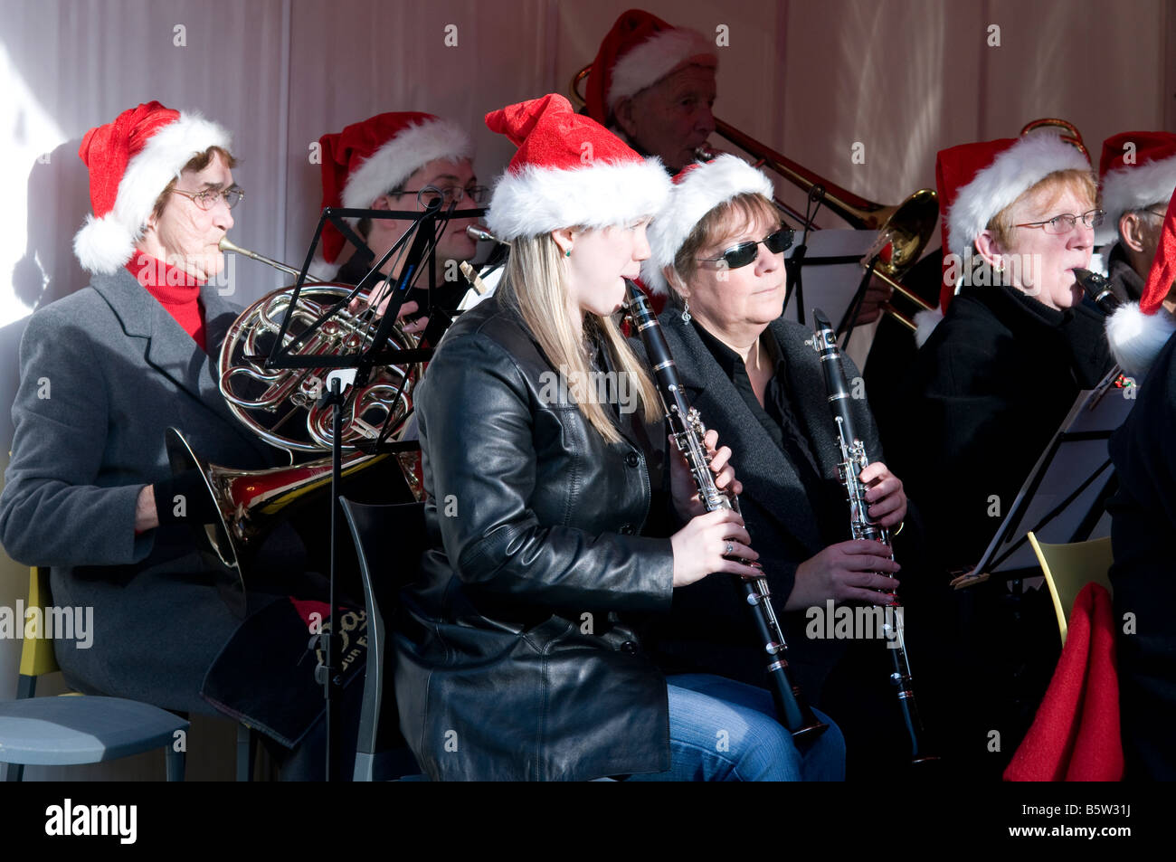 Seated female musicians hi-res stock photography and images - Alamy