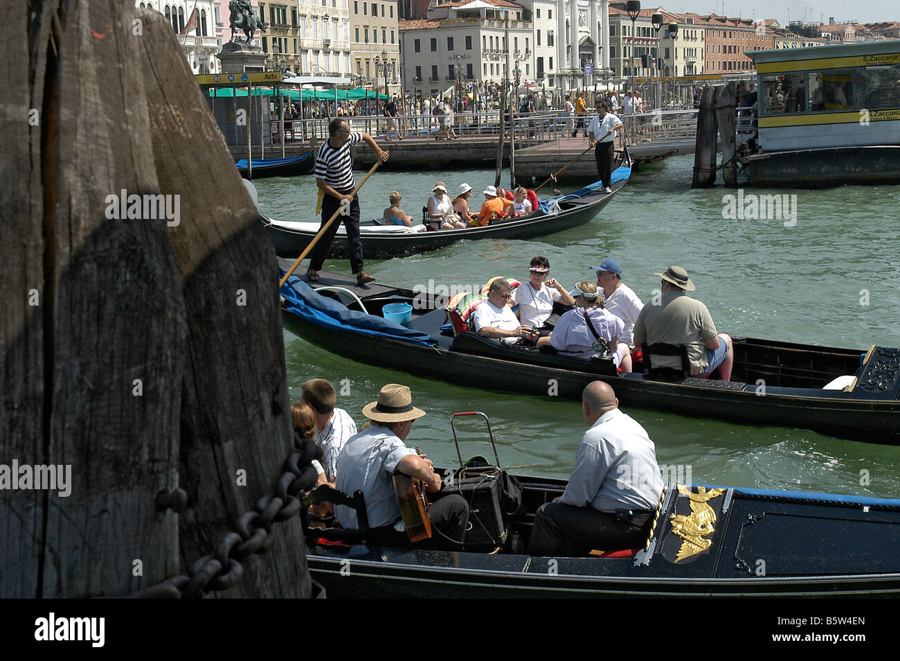 Venice Italy gondolier and gondola Stock Photo - Alamy