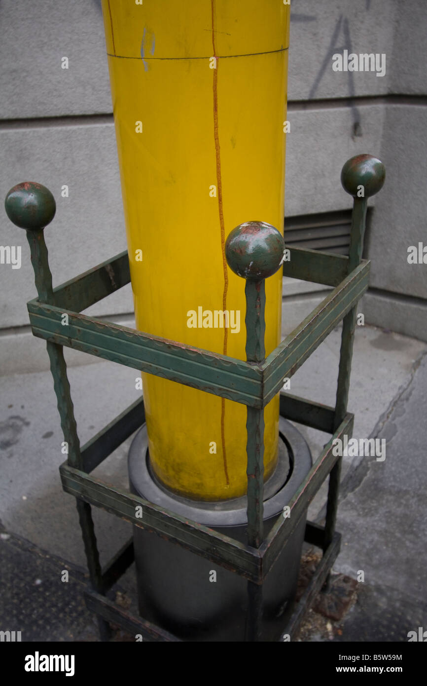 Yellow column hi-res stock photography and images - Alamy