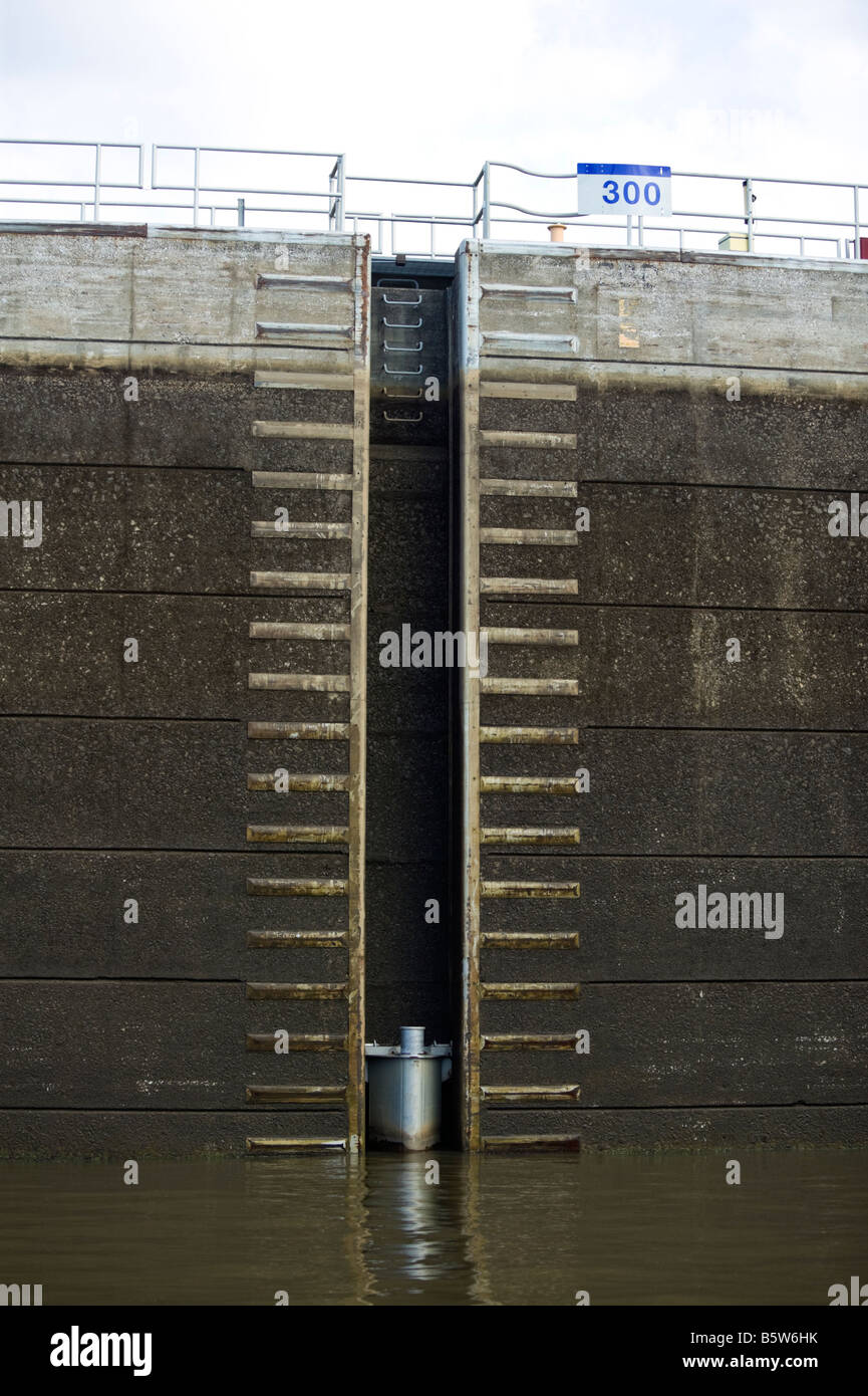 Bollard locks hi-res stock photography and images - Alamy