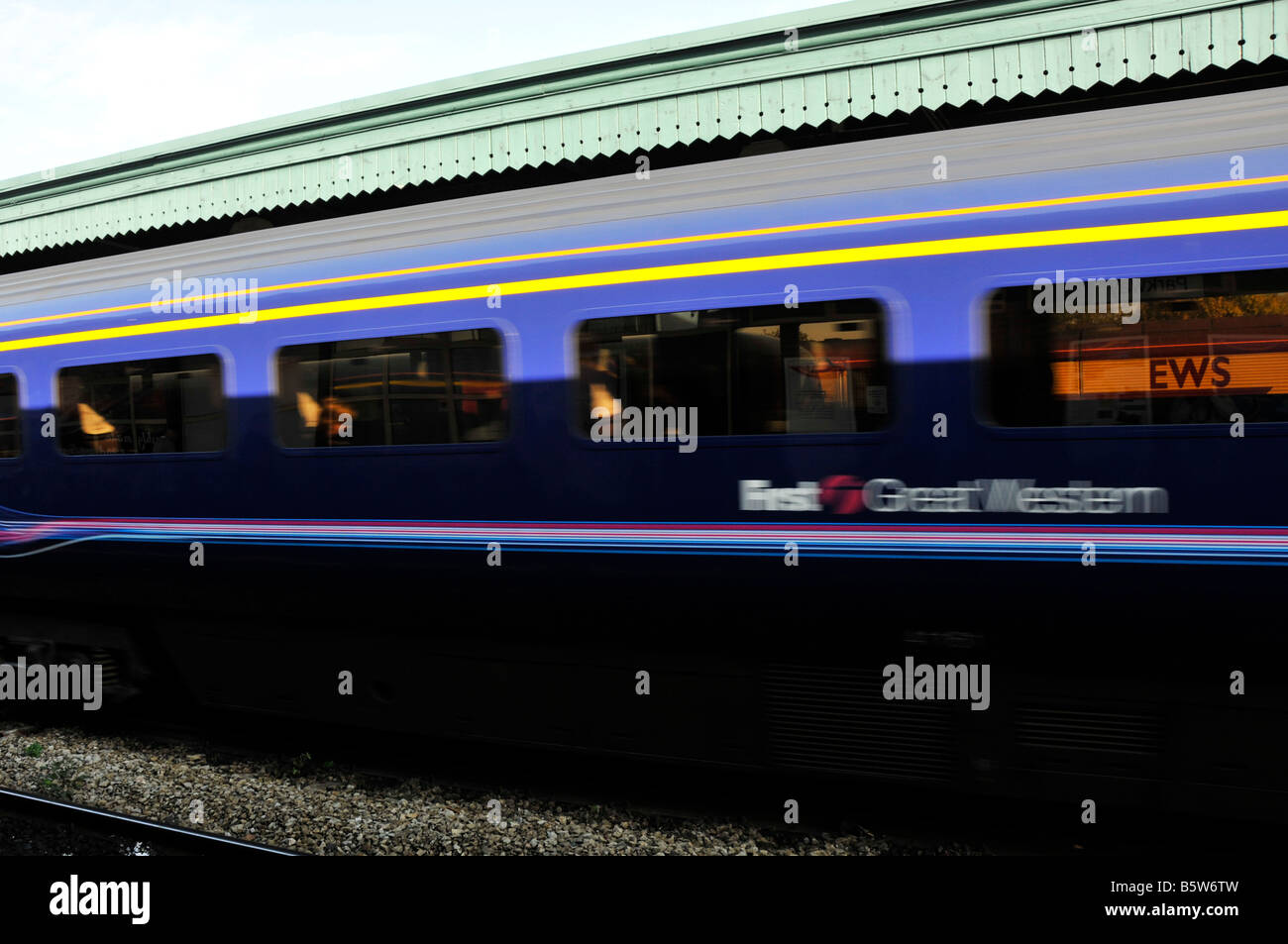 First Great Western train passing through oxford station Stock Photo ...