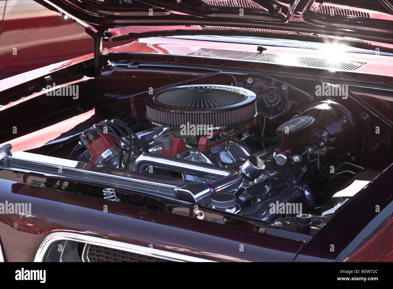 Close up of a V8 engine Stock Photo - Alamy