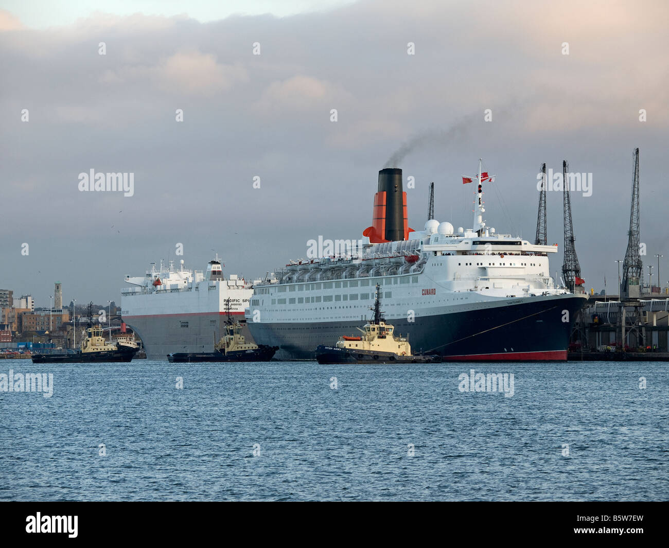 Cunard's Queen Elizabeth 2 arriving at her home berth in Southampton ... Cunard's Queen Elizabeth 2 arriving at her home berth in Southampton ...